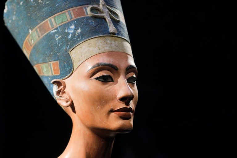 What is really known about Egyptian queen Nefertiti?