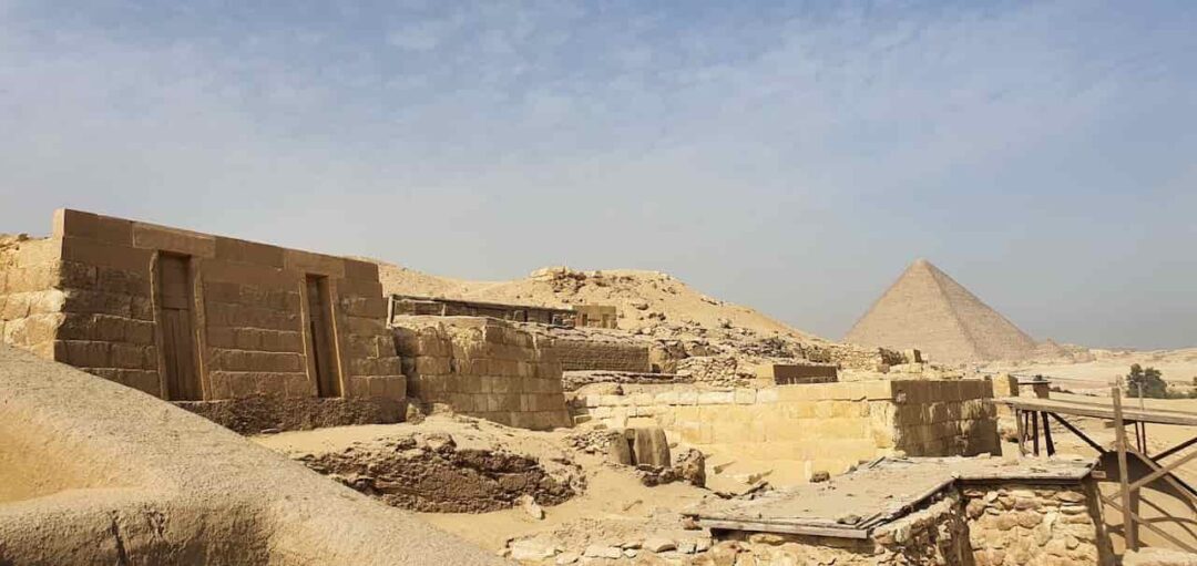 The town of the pyramids workers and their necropolis