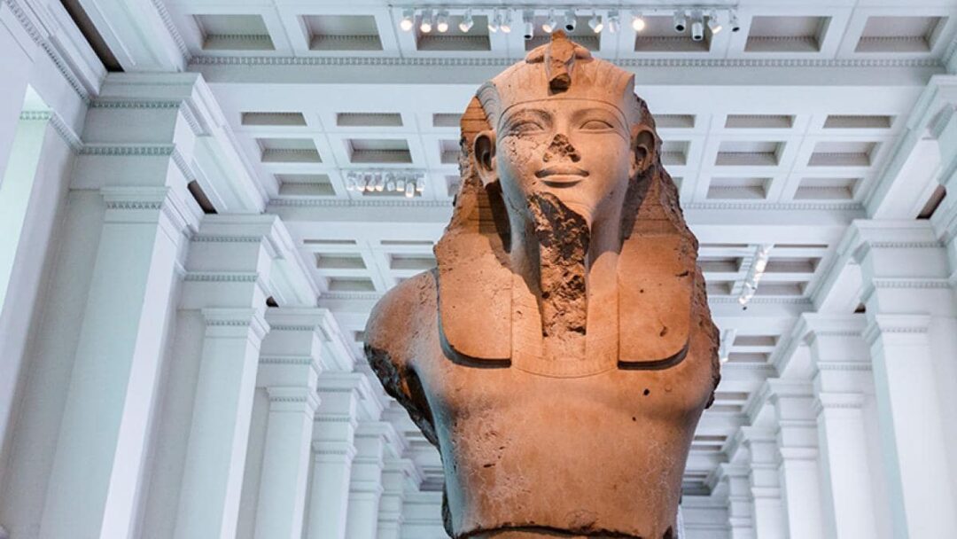 Statue of Amenhotep III at the British Museum, London. Colossal statues ...